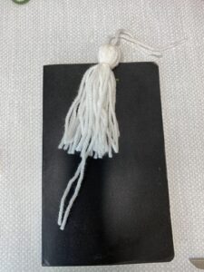 MAKE AN EASY YARN GHOST GARLAND DIY