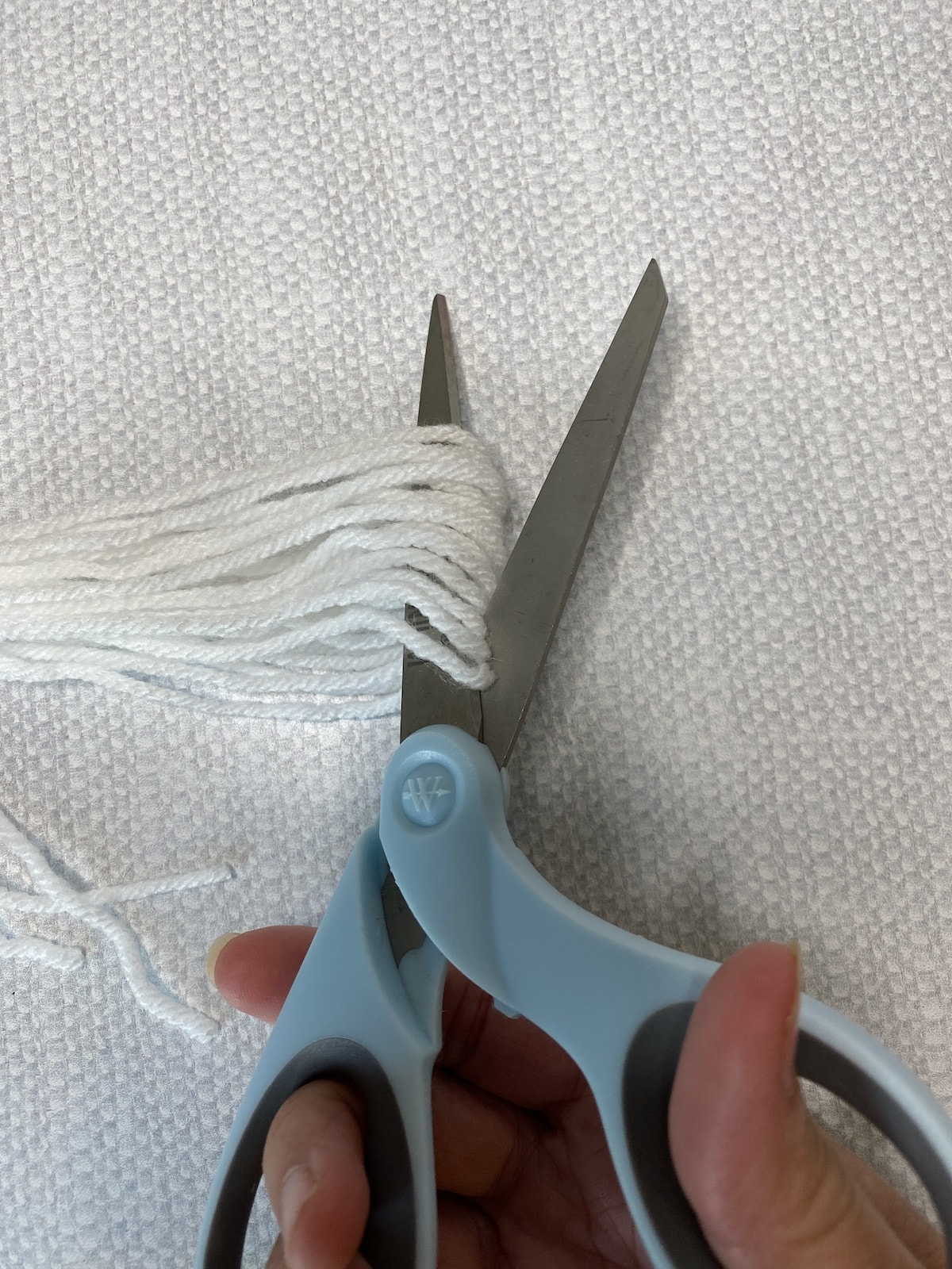 MAKE AN EASY YARN GHOST GARLAND DIY