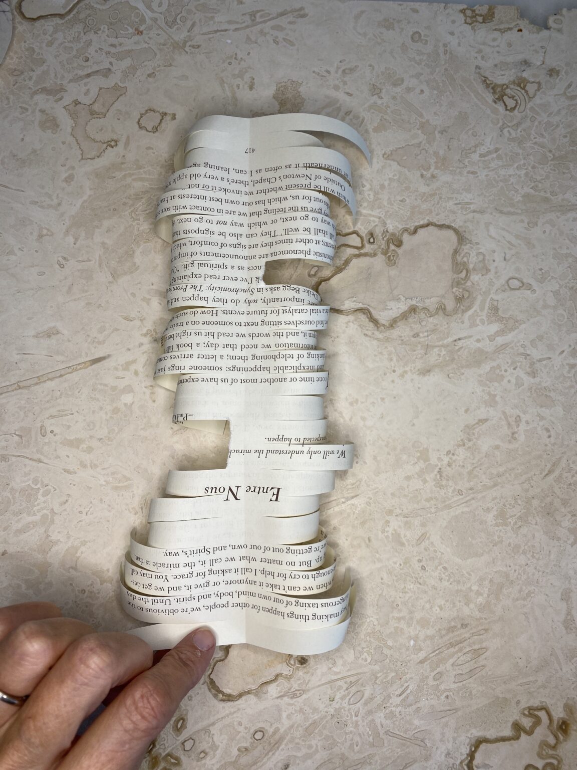 How To Make A Curled Paper Wreath With Book Pages : Tutorial With Pictures