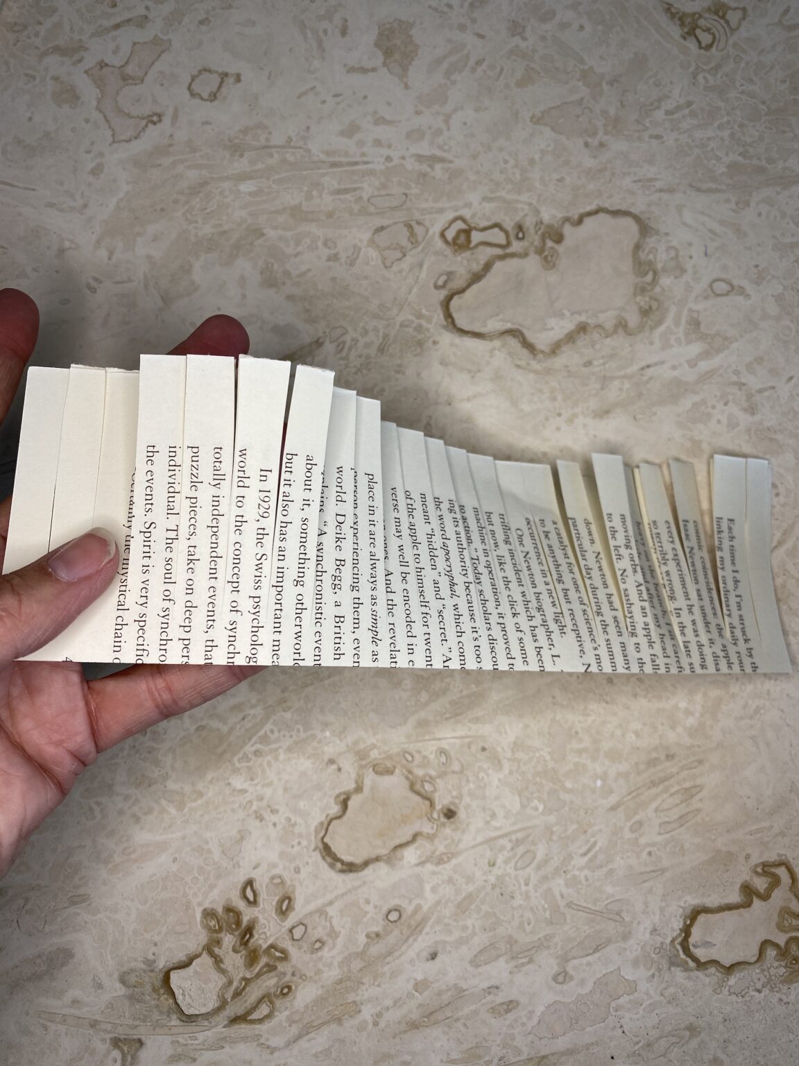 How To Make A Curled Paper Wreath With Book Pages : Tutorial With Pictures